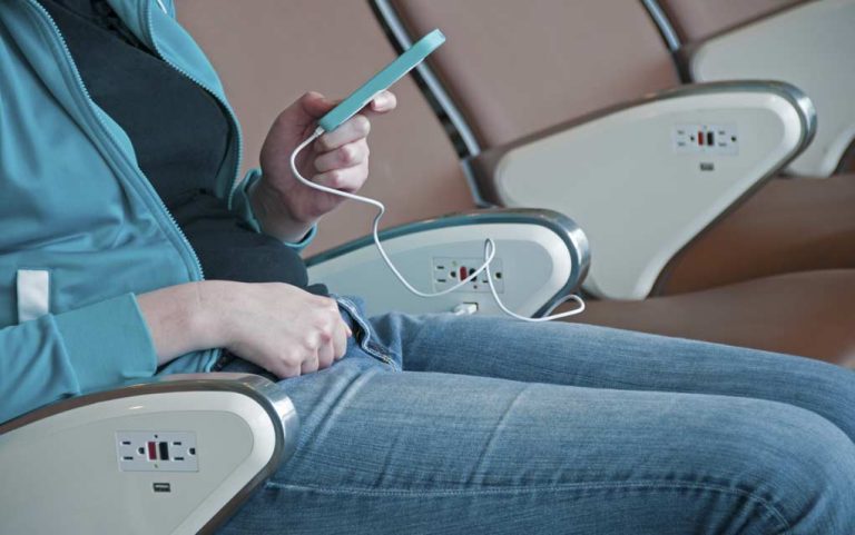 SCAM ALERT: Why You Shouldn’t Use USB Charging Stations | Republican News